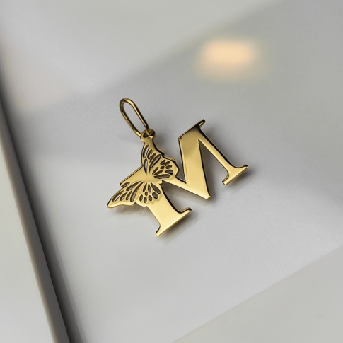 Złota zawieszka literka M z motylem - pr.585 - Leksusgold.pl